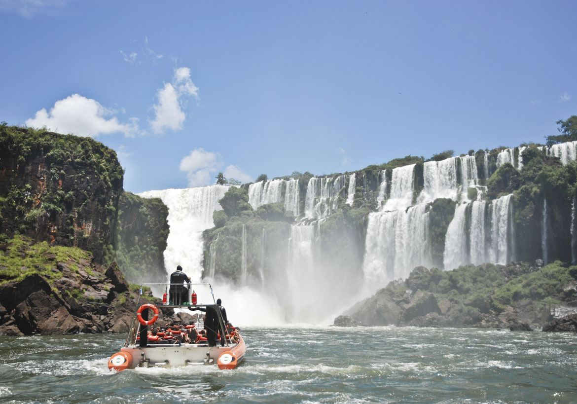 Passeio de barco nas cataratas. Crédito: Thinkstock | Saiba tudo sobre ...